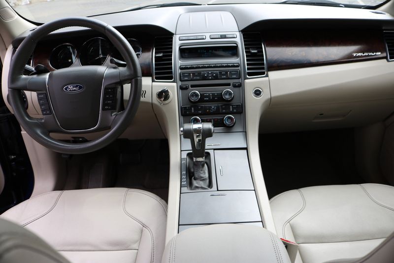 2011 Ford Taurus Photos