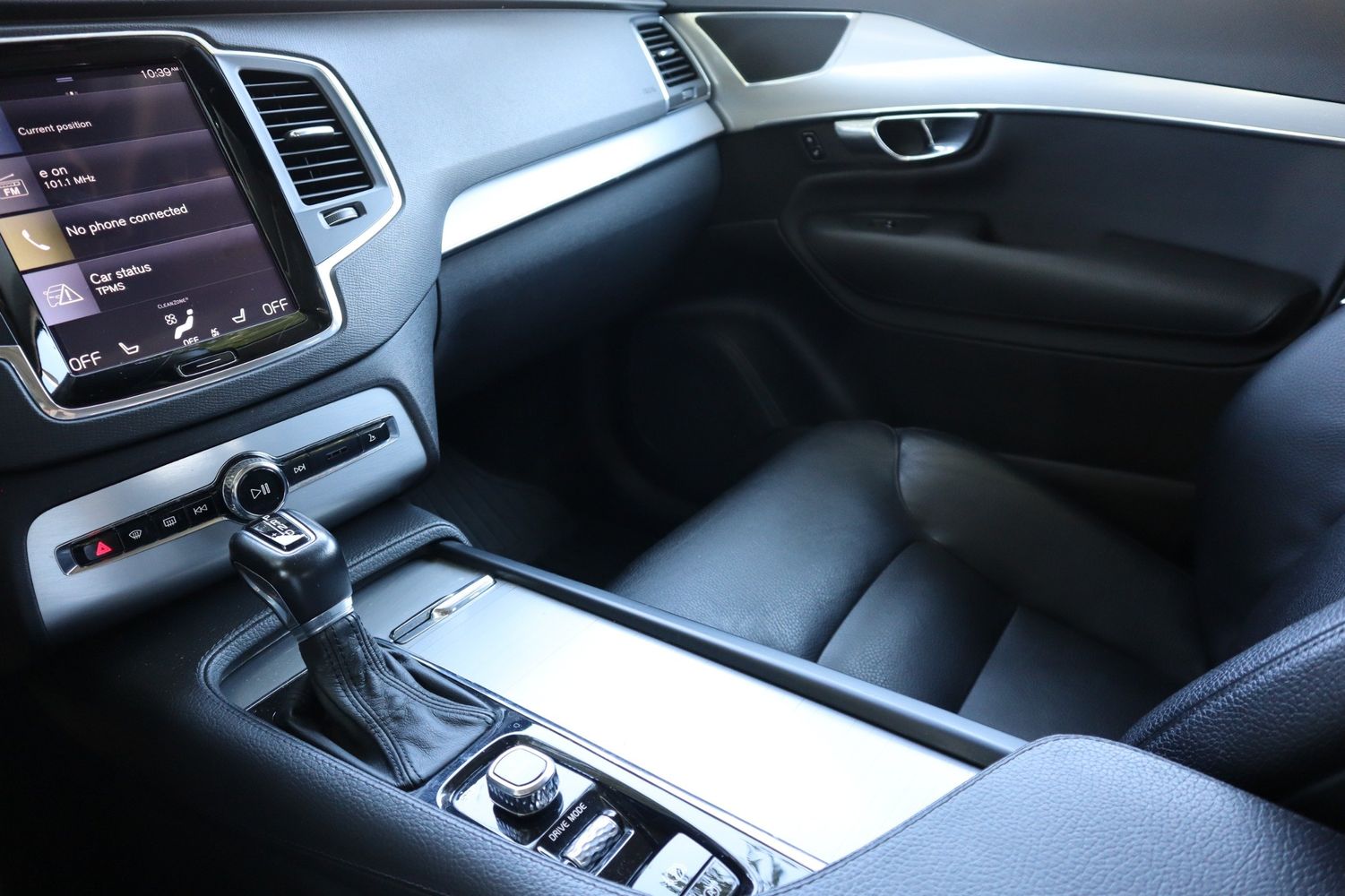 2016 Volvo XC90 T6 Momentum | Victory Motors of Colorado