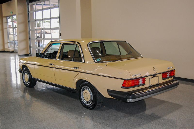 1981 Mercedes-Benz 240D Photos