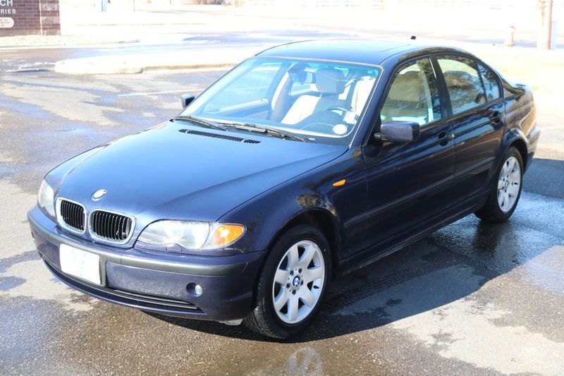 2005 BMW 325xi Photos