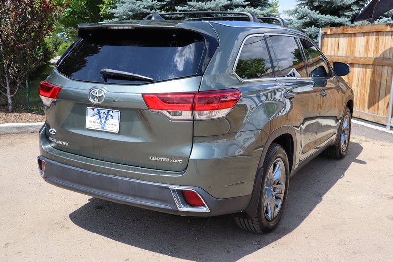 2017 Toyota Highlander Photos