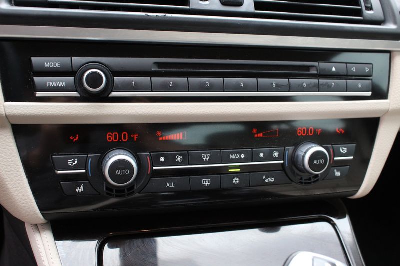 2012 BMW 528xi Photos