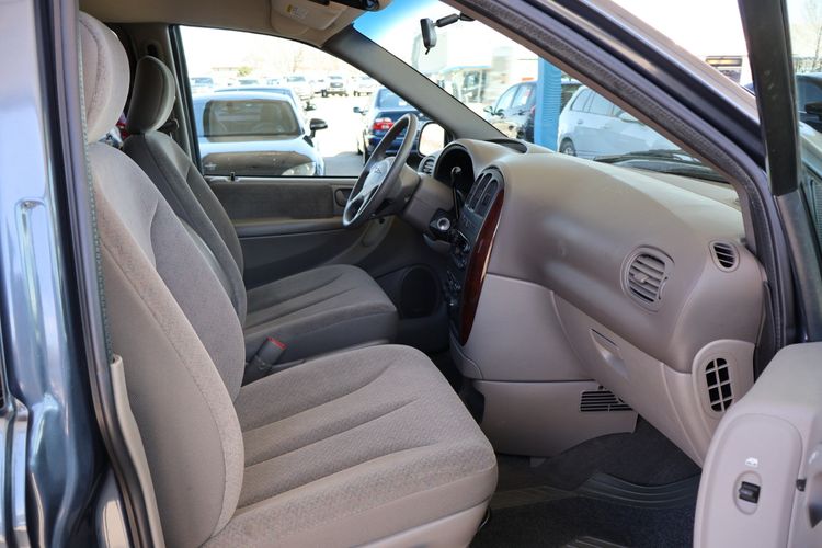 2001 Chrysler Town and Country LX | Victory Motors of Colorado