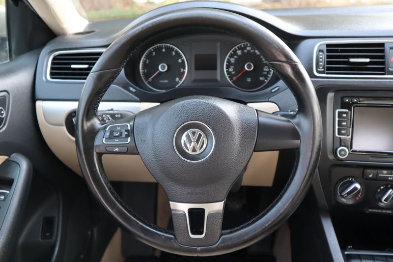 2013 Volkswagen Jetta Photos