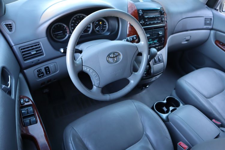 2004 Toyota Sienna XLE 7 Passenger | Victory Motors of Colorado