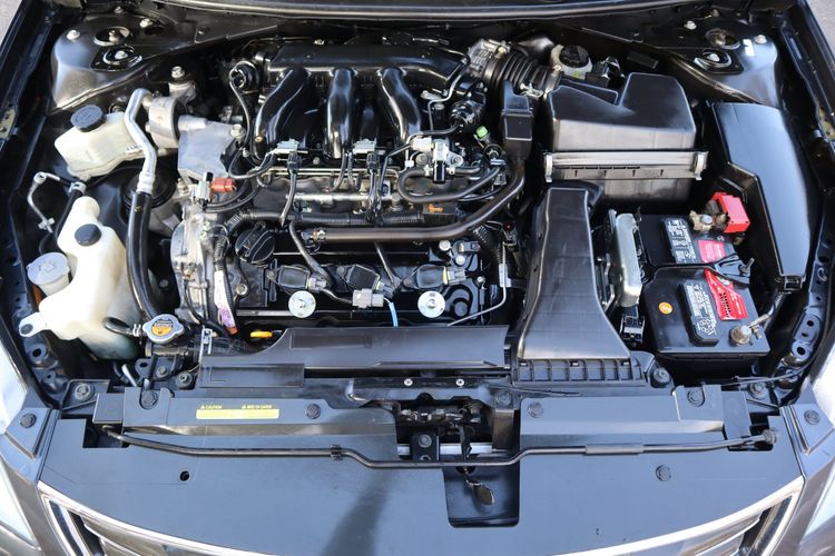 2012 Nissan Altima 3.5 SR | Victory Motors of Colorado