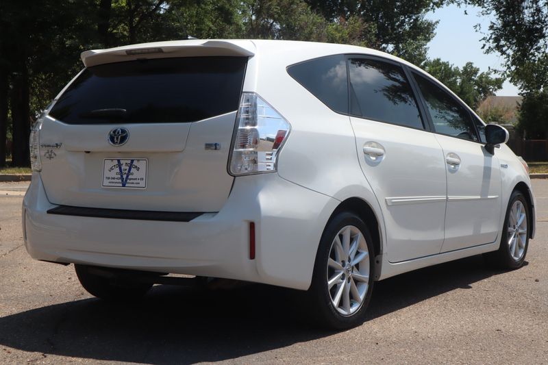 2012 Toyota Prius v Photos