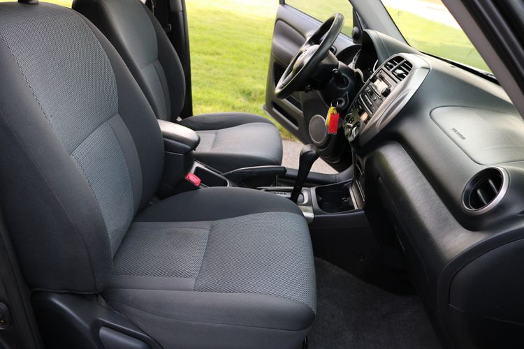 2004 Toyota RAV4 AWD | Victory Motors of Colorado