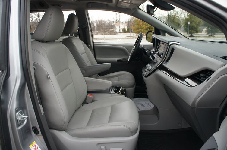 2018 Toyota Sienna XLE 7-Passenger Auto Access Seat | Zoom Auto Group ...