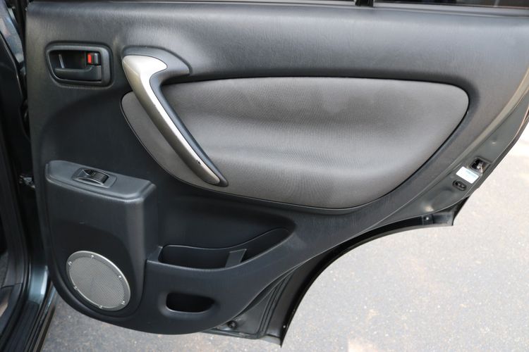 2004 Toyota RAV4 AWD | Victory Motors of Colorado