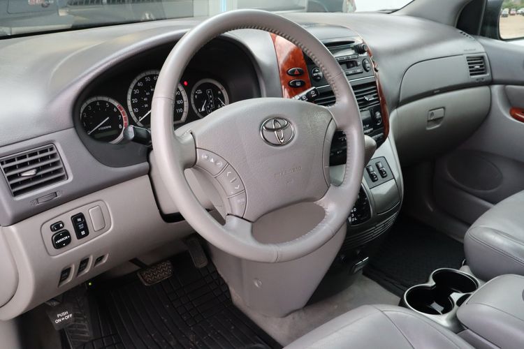 2004 Toyota Sienna XLE 7 Passenger | Victory Motors of Colorado