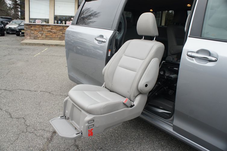 2018 Toyota Sienna XLE 7-Passenger Auto Access Seat | Zoom Auto Group ...