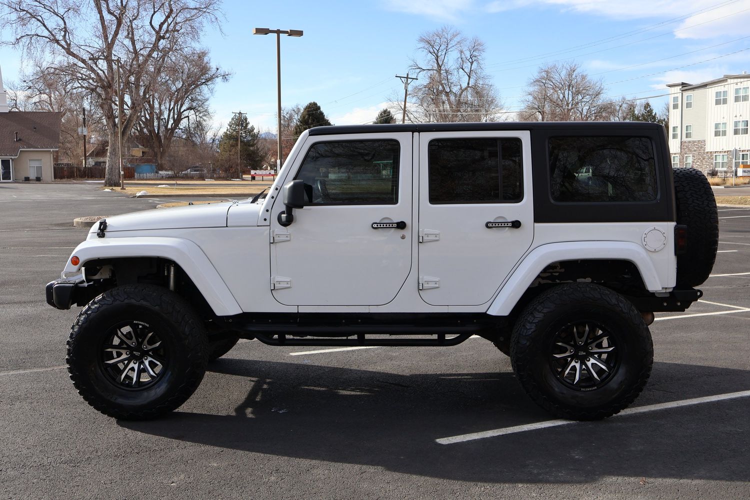 Blanco Levantado Jeep Wrangler Sahara