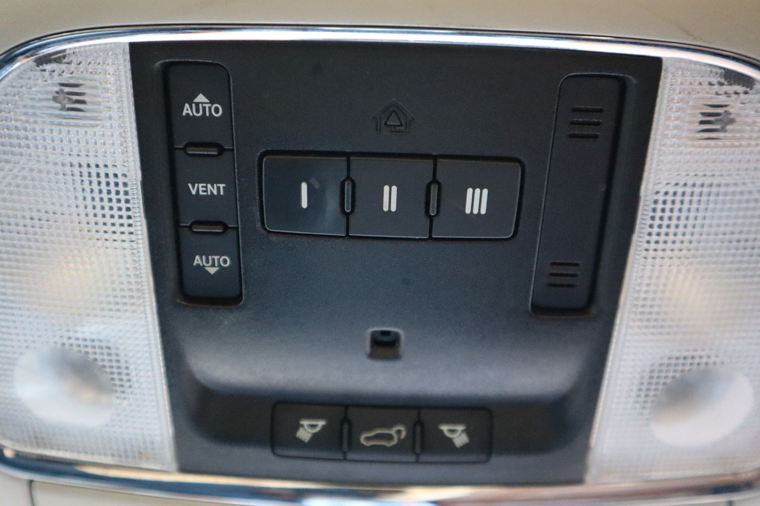 2012 Jeep Grand Cherokee Overland Summit | Victory Motors of Colorado