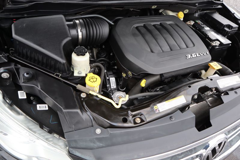 2012 Volkswagen Routan Photos