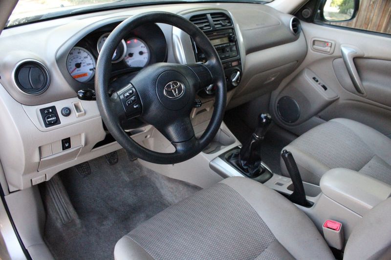 2005 Toyota RAV4 Photos