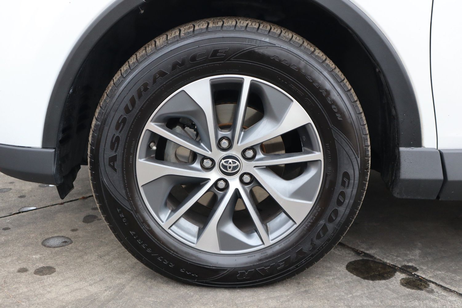 2017 Toyota RAV4 Hybrid XLE | Victory Motors of Colorado