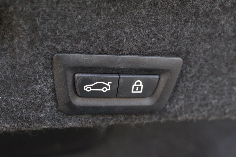 2012 BMW 528xi Photos