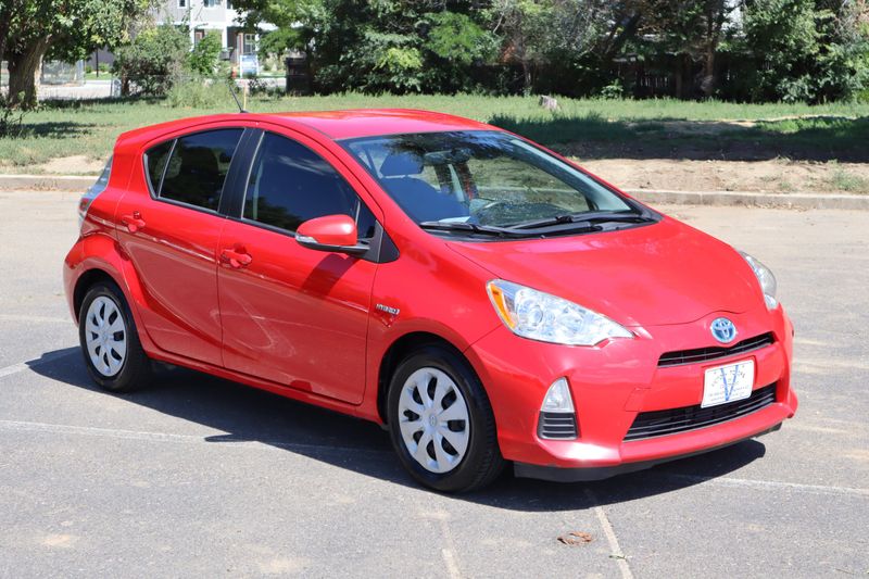 2012 Toyota Prius c Photos