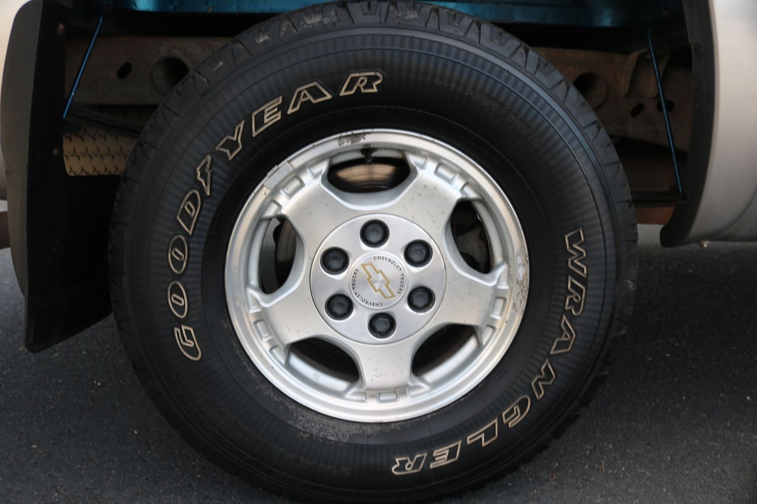 2001 Chevrolet Silverado 1500 LS | Victory Motors of Colorado