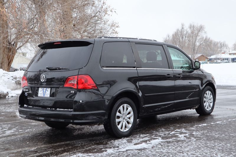 2012 Volkswagen Routan Photos